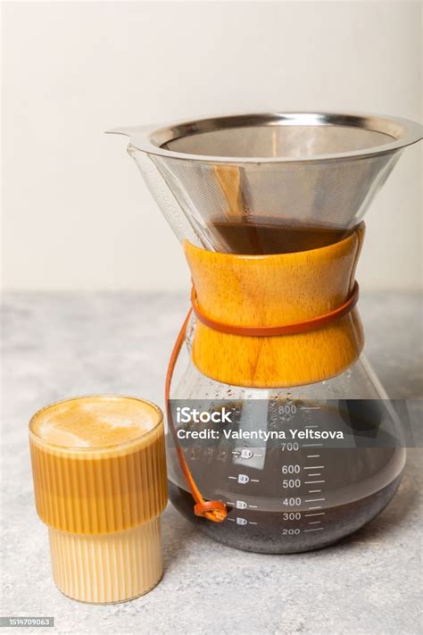 Chemex를 사용하여 커피를 준비하고 커피 메이커와 물방울 주전자를 붓습니다 커피를 양조하는 다른 방법 커피숍 개념입니다 크림을 곁들인 크리미 라떼 바닐라 라프 0명에