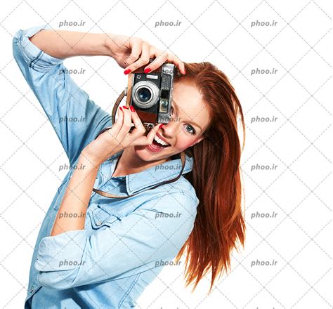 عکس با کیفیت زن جوان شاد در حال عکس گرفتن با دوربین قدیمی عکس با کیفیت و تصاویر استوک حرفه ای