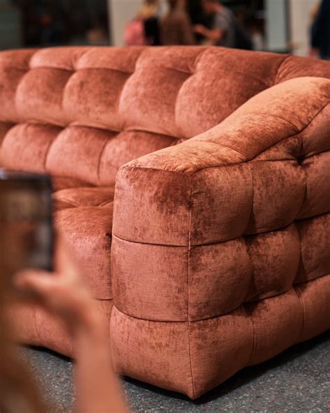 Kamelen L Herlig Boblende 3 Seter Sofa Med Dypstiftet Stoff L Sweef