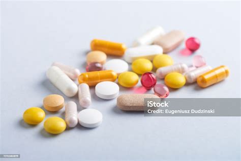 밝은 종이 배경에 멀티 컬러 비타민과 보충제 건강 한 규정식 보충 교재에 대 한 개념 공간을 복사합니다 0명에 대한 스톡 사진 및 기타 이미지 Istock