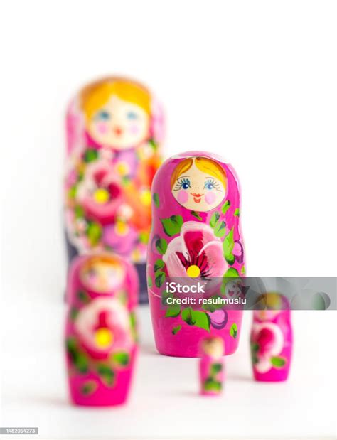 다양한 크기의 러시아 마트료시카 인형 전통적인 Matryoshka가 연속으로 설정됩니다 하얀 바탕에 나무 장난감 세트 0명에 대한 스톡 사진 및 기타 이미지 Istock