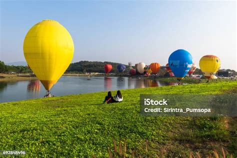 Foto De Balão Colorido Sobre Flores Com Céu Azul Na Singha Parque