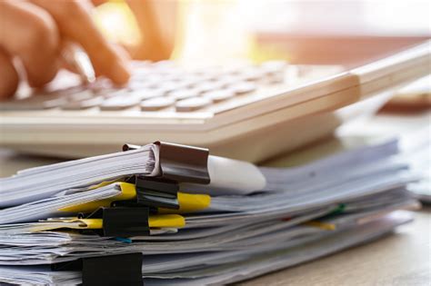 회계 예산 개념 계획 회계사 손 계산 재무 보고서 및 확인 재무 계산기에 계산 바쁜 책상에 사무실에서 서류 문서 데이터 분석