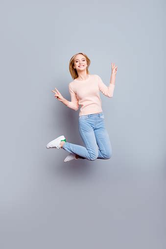 스웨터 데님 자유 프리랜서 우승자 재미 승리 기쁨 행운 행운을 즐길 수 진정한 주말 개념 서 쾌활 한 부주의 즐거운 귀여운 관리자에 고립 된 회색 배경 점프의 길이 세로