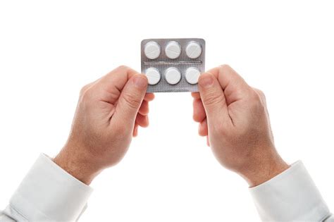 흰색 배경에 고립 된 알약 물집과 남자 손 화이트 셔츠 비즈니스 스타일 건강 관리를 위한 약제 및 식품 보충제 제약 산업 약국 개념에 대한 스톡 사진 및 기타 이미지