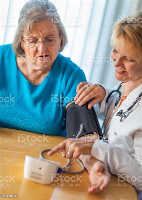 혈압 기계를 사용 하 여 여성 의사에서 학습 하는 수석 성인 여자 2명에 대한 스톡 사진 및 기타 이미지 2명 가정 방문 가정 생활 Istock
