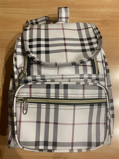 Чанта тип раница НОВА Аксесоари София Страхотна чанта от кожа нова Разполагам и