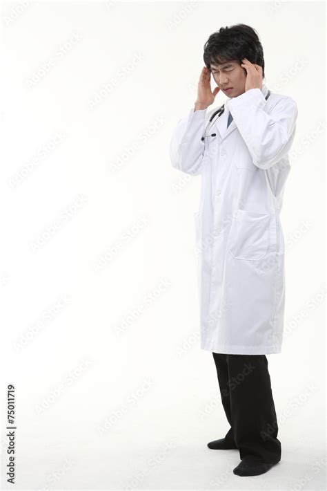 스튜디오 안의 의사가운을 입은 의사와 수술복을 입은 의사 Foto De Stock Adobe Stock