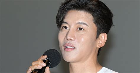 음문석 빠져드는 눈빛으로 인사 [포토엔hd]