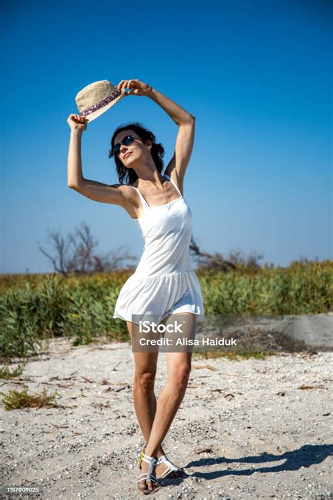 짧은 흰색 드레스를 입고 모래 위에서 춤추는 선글라스와 모자를 쓴 소녀 가냘픈에 대한 스톡 사진 및 기타 이미지 가냘픈 관광 리조트 관능 Istock
