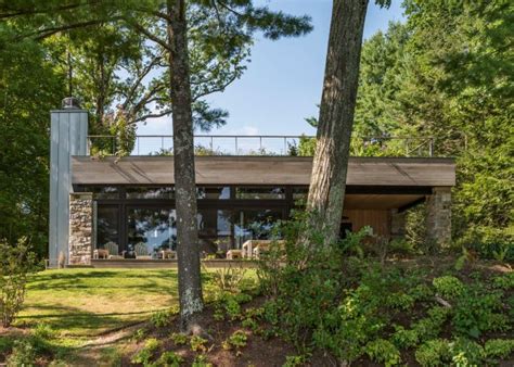 Allee Separates Lakeside Connecticut House Into Two Distinct Volumes