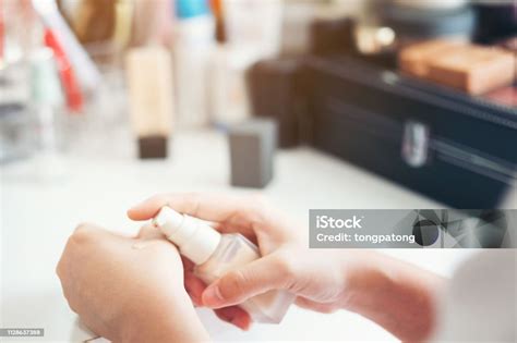 아름 다운 여자 손 피부 관리 여성 손 들고 크림 튜브의 자연 매니큐어 손톱 화장품 핸드 크림을 적용 하는 부드러운 실크 건강 한 피부에 아름 다운 여자 손 닫습니다