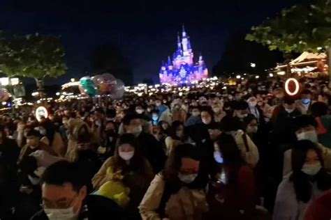 بسبب تفشي فيروس كورونا ديزني لاند بالصين تمنع آلاف الزائرين من