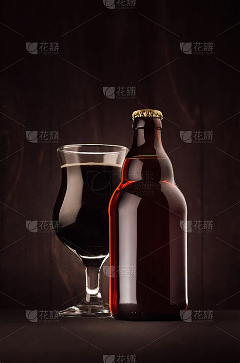 棕色啤酒瓶和玻璃郁金香与波特在深色木板垂直模拟