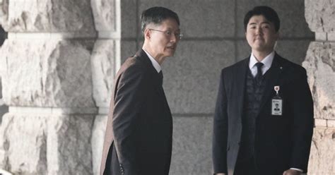 출근하는 문형배 헌법재판소장 권한대행