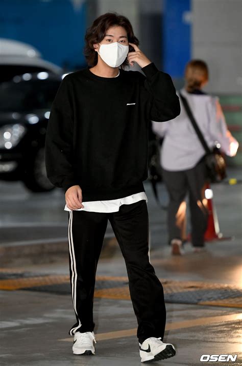 [사진]이무진 머리 긁적이며 등장 Osen