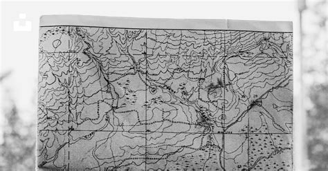 손에 지도를 들고 있는 사람 사진 Unsplash의 무료 회색 이미지