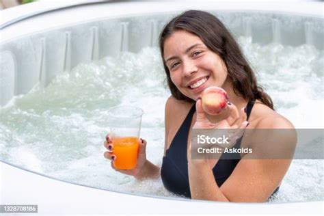 정원 수영장에서 음료와 과일을 가진 길고 어두운 머리와 유리를 가진 화려한 여성 갈색 머리에 대한 스톡 사진 및 기타 이미지 갈색 머리 과일 관광 리조트 Istock