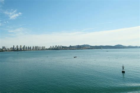 집 밖의 강가 건축 경치 경치가 좋은 고요한 광경 고요함 관광 관측 지점 나뭇잎 대련 드론 촬영 드론으로 찍은 사진 맑은 하늘 무성한 녹지 바다