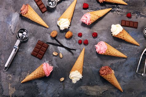 바닐라 냉동 요구르트 또는 소프트 아이스크림 와플 콘에 0명에 대한 스톡 사진 및 기타 이미지 0명 거품 내기 냉동 요구르트 Istock