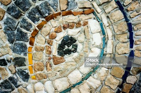 작은 색깔의 돌 벽의 조각 돌의 감촉 아름 다운 자연 다채로운 배경입니다 클로즈업 0명에 대한 스톡 사진 및 기타 이미지 0명 거친 건물 외관 Istock