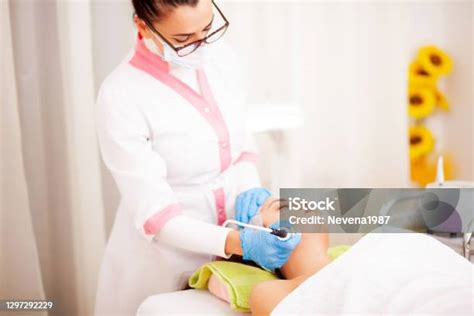 체증 전문의는 미용실에서 아름답고 젊은 여성의 얼굴 피부의 미세 피부 의 절차를 만든다 20 24세에 대한 스톡 사진 및 기타 이미지 20 24세 20 29세 2명