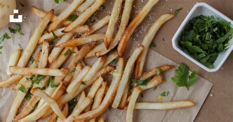 감자 튀김과 흰색 세라믹 접시에 야채 슬라이스 사진 Unsplash의 무료 감자 이미지