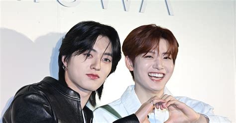 트레저 하루토 준규 미소만발 하며 함께 하트 [포토엔hd]