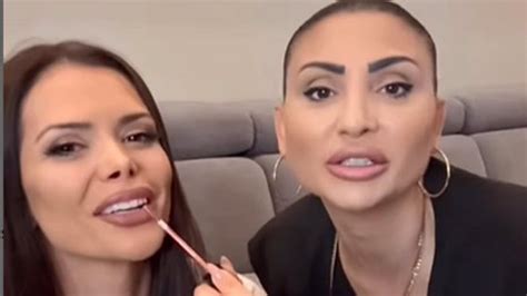 ГЛЕЗОТИИ Софка и Преслава се мажат с червило