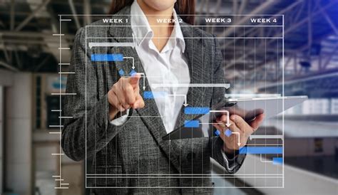 프로젝트 관리자가 작업하고 업그레이드 작업을 마일스톤 진행 계획과 Gantt 차트 스케줄링 다이어그램 비즈니스 트램 사무실에서