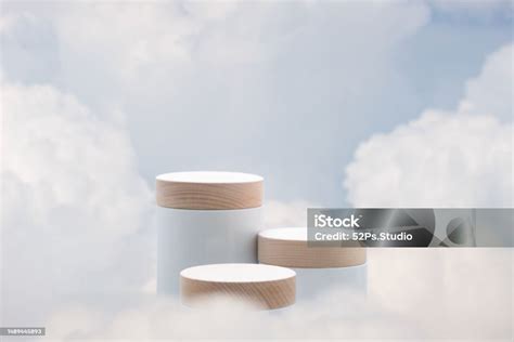 공간이 있는 푸른 하늘의 부드러운 흰 구름 위에 야외에서 초현실적인 연단 미용 화장품 배치 받침대 선물 스탠드 최소 디스플레이 여름 낙원 꿈꾸는 개념 0명에 대한 스톡 사진
