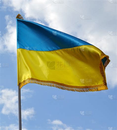 天空中悬挂着乌克兰黄蓝国旗