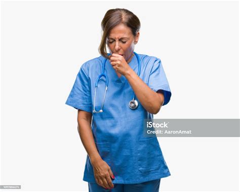 기분이 불쾌 하 고 감기 나 기관지염에 대 한 증상으로 기침 하는 고립 된 배경 위에 중 년 수석 간호사 의사 여자 의료