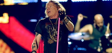 Guns N Roses Axl Se Irrita Com Drones Filmando A Banda Mundo Metal