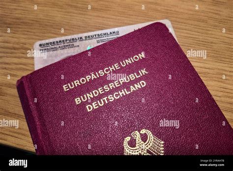 Stockbilder 122024 Deutscher Reisepass Mit Personalausweis Stock
