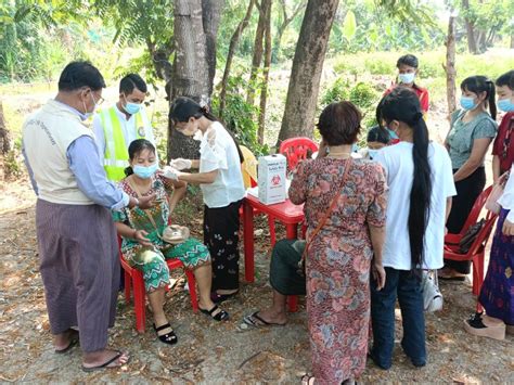 ဝါးခယ်မမြို့နယ် မြို့အဝင် ထွက် စစ်ဆေးရေးဂိတ်တွင် ကိုဗစ် ၁၉ ရောဂါ ကာကွယ်ဆေးထိုးနှံပေး