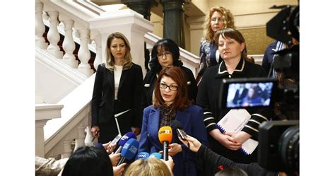 Атанасова отговори огледално на Петков Те имат само два избора