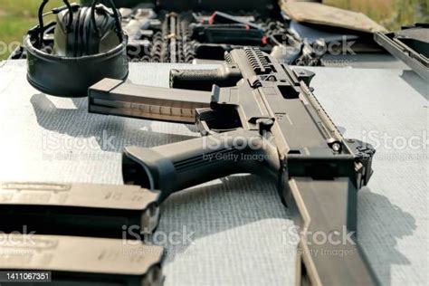 군사 무기가 테이블 위에 놓여 있습니다 권총 사격장의 무기 0명에 대한 스톡 사진 및 기타 이미지 0명 Ak 47 소총