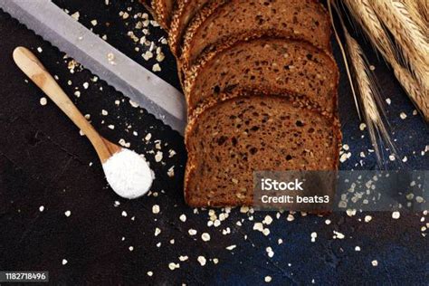 빵은 어두운 위에서 보드에 잘라 주방 또는 베이커리 포스터 디자인 갈색에 대한 스톡 사진 및 기타 이미지 갈색 곡초류