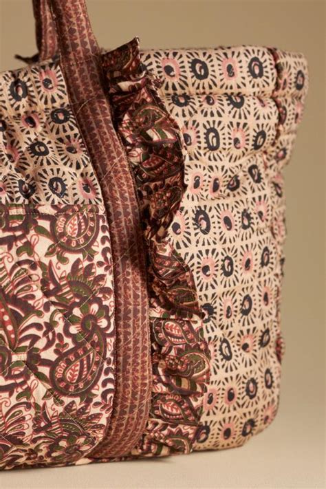 라니 퀼팅 러플 토트 앤트로폴로지 한국 공식 스토어 유니크한 여성 패션 및 라이프스타일 편집샵 200개이상의 프리미엄 브랜드 여성 의류 액세서리 홈 인테리어