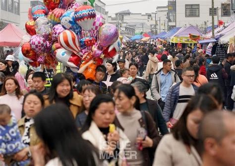 사진 사람들로 발 디딜 틈 없는 中 장시성 묘회 이슈메이커