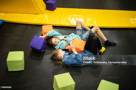 엔터테인먼트 센터에서 트램폴린 실내에서 점프하는 11 세 의 아이들이 행복한 미소를 짓는 다 활동적인 아이들은 스포츠 센터에서 트램폴린에서 점프하고 놀며 레저를 즐길 수