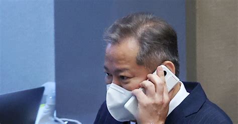 전화 받는 이상민 장관