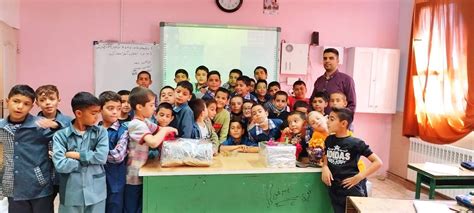 قدردانی دانش آموزان از معلمان خود با اشتراک تصاویر یادگاری