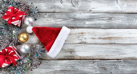 전통적인 골드와 실버 볼 산타 캡 플러스 크리스마스 또는 새해 휴가 시즌에 대 한 흰색 나무 배경에 주석으로 둘러싸인 선물 0명에 대한 스톡 사진 및 기타 이미지 Istock