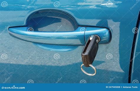 Manija De La Puerta Del Coche Verde Con La Llave De Cierre Hacia Arriba
