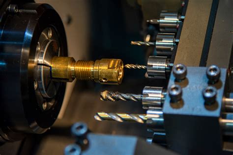 황동 샤프트 부품에 스레드를 만드는 멀티 태스킹 Cnc 선반 기계 스위스 유형 작업 장비에 대한 스톡 사진 및 기타 이미지