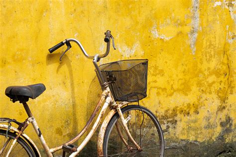 베트남 하노이 구시가지의 길가에 있는 오래된 노란 벽에 맞서 자전거를 타는 오래된 자전거 0명에 대한 스톡 사진 및 기타 이미지 0명 거리 검은색 Istock