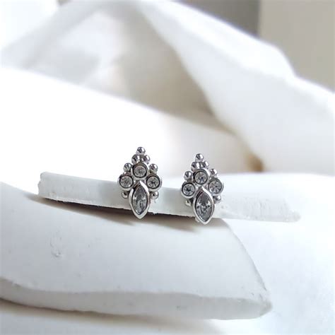 Ασημένια σκουλαρίκια καρφωτά με στράς