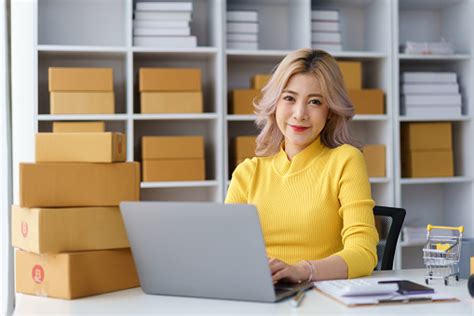 소포 상자와 바코드 스캐너로 책상에서 선적을 준비하는 젊은 전자 상거래 사업주 30 34세에 대한 스톡 사진 및 기타 이미지 30 34세 공급망 모던 양식 Istock